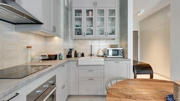 Apartamento Design | Kitchenette privada | Um frigorífico, uma cafeteira/bule, uma chaleira elétrica