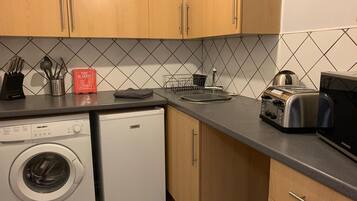 Estúdio | Kitchenette privada | Um frigorífico, um micro-ondas, uma chaleira elétrica, uma torradeira