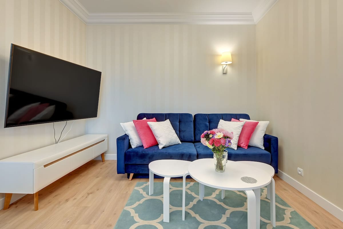 Apartamento Familiar, 2 quartos | Sala de estar | Televisor de ecrã plano de 30 cm com canais por cabo, televisor