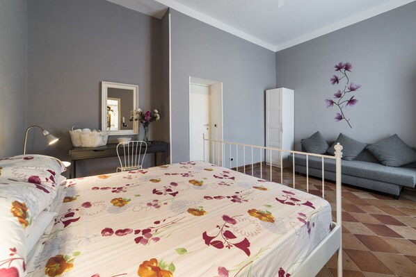 Quarto Quádruplo Deluxe, 1 cama queen-size e sofá-cama | Minibar, secretária, berços/camas para crianças, Wi-fi grátis