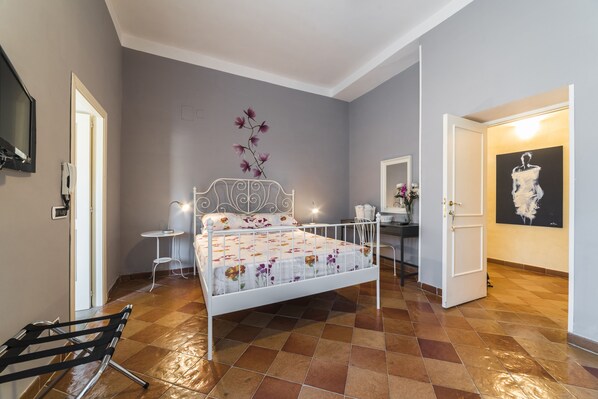 Quarto Quádruplo Deluxe, 1 cama queen-size e sofá-cama | Minibar, secretária, berços/camas para crianças, Wi-fi grátis