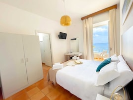 Family Room with Sea View | Edredões de penas, minibar, Wi-fi grátis, roupa de cama fornecida