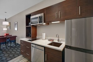 Um frigorífico, um forno, uma placa de cozinha 