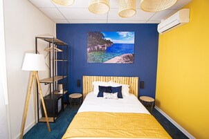 Quarto casal econômico de uso individual, 1 cama de casal | Frigobar, individualmente decorados, individualmente mobiliados