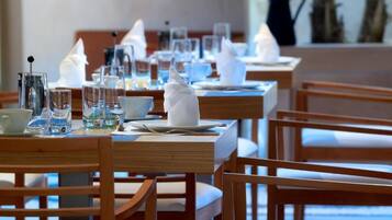 Pequeno-almoço tipo buffet diário (12 EUR por pessoa)