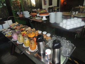 Café da manhã feito na hora grátis todos os dias