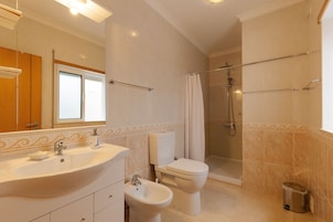 Apartamento real, 2 quartos | Banheiro | Chuveiro com efeito de chuva, secador de cabelo, bidê, toalhas de banho