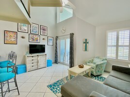 Apartamento em Condomínio Fechado, 2 quartos, varanda, vista para a praia (1.5 Bathrooms - 419) | Sala de estar | TV de ecrã plano, leitor de DVD 