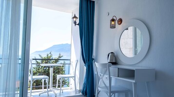 Roupa de alta qualidade, com decoração personalizada 