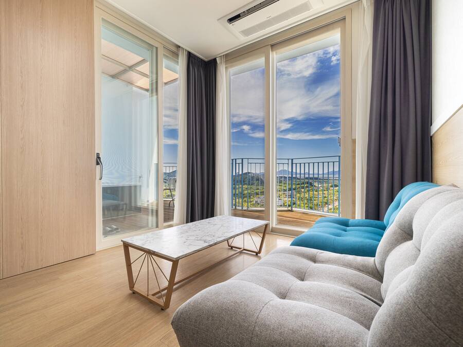 Premier Spa Suite Deluxe King (Half Ocean View) (Private Spa Tub Unavailable in Winter (Nov - Mar)) | Sala de estar | Televisor LED de 42 polegadas com canais via satélite, televisor