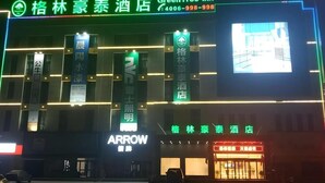 Um hotel com a sinalização para GreenTree Inn e ARROW.