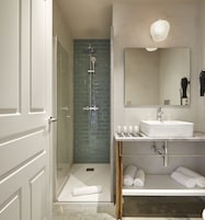 Quarto Superior | Casa de banho | Um polibã, artigos de higiene pessoal grátis, um secador de cabelo