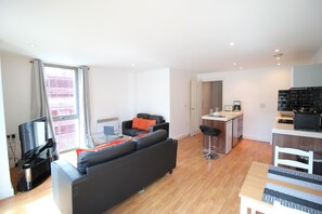 Apartamento, 2 quartos | Área de estar | TV de tela plana 32 polegadas com canais digitais, TV