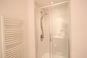 Apartamento, 2 quartos | Banheiro | Toalhas de banho, sabonete, shampoo, papel higiênico