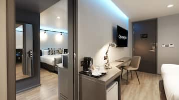 Two-Bedroom Family Suite with Bathtub | Roupa hipoalergénica, cofre no quarto, secretária