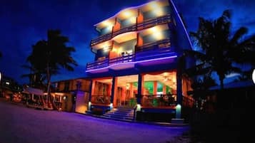 Fachada do alojamento (tarde/noite)