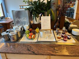 Pequeno-almoço tipo buffet diário mediante uma taxa 
