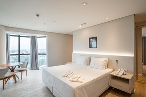 Minibar, secretária, secretária adequada para computadores portáteis 