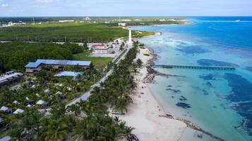 Perto da praia, areia branca, toalhas de praia, massagens na praia
