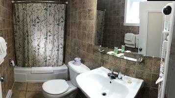 Quarto Triplo Familiar | Casa de banho | Artigos de higiene pessoal grátis, um secador de cabelo