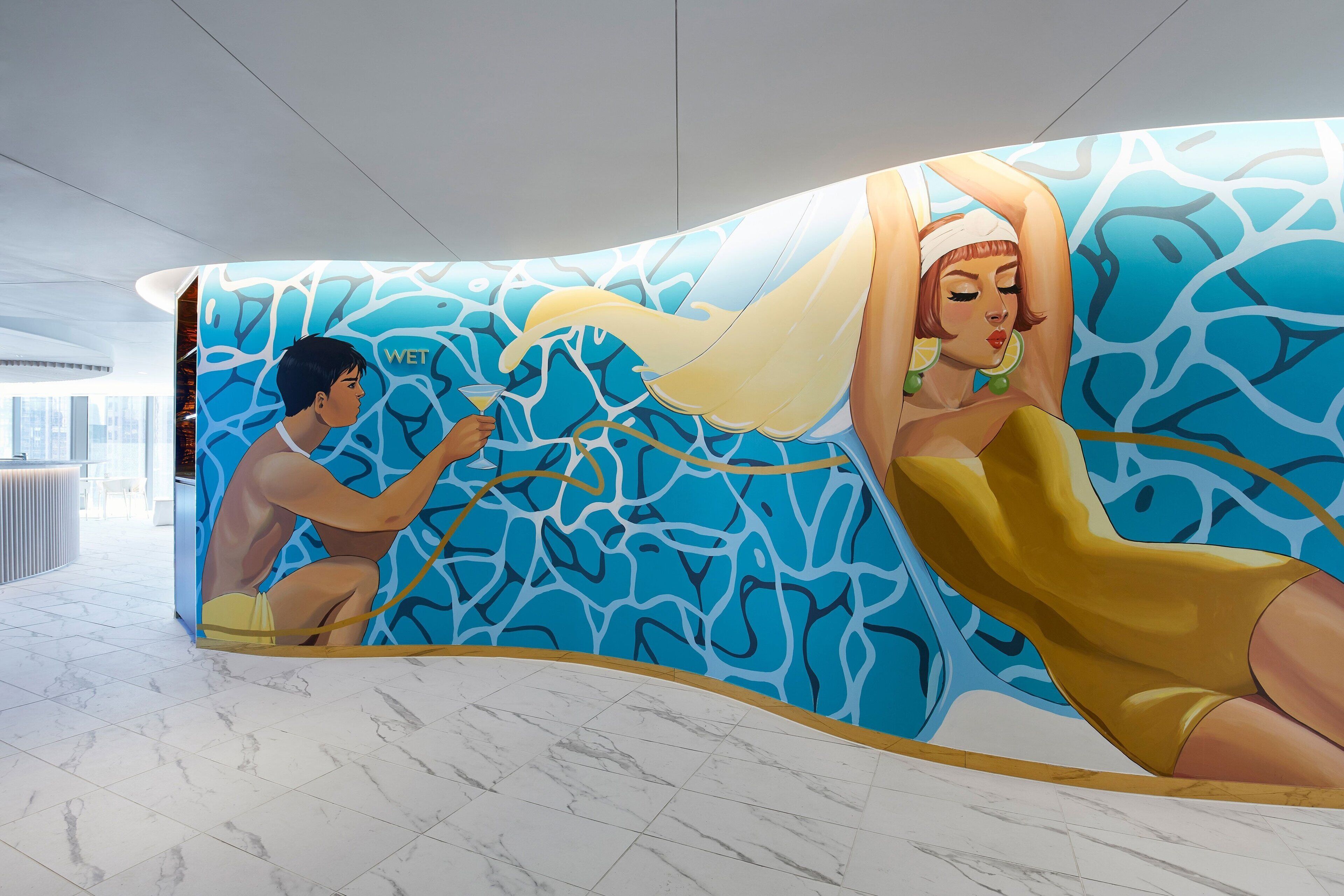 Paredes curvas com um mural retratando uma mulher num vestido amarelo e um homem num fato de banho branco.