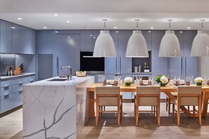 Um frigorífico, um micro-ondas, uma placa de cozinha 
