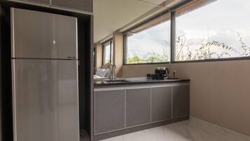 Suite-Estúdio Elite | Kitchenette privada | Um frigorífico no espaço comum