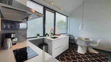 Apartamento | Cozinha privada | Um frigorífico, uma placa de cozinha, uma cafeteira/bule