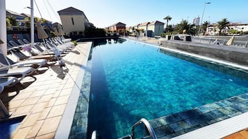 3 piscinas exteriores, guarda-sóis, espreguiçadeiras