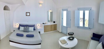 Honeymoon Suite with Outdoor Dip Pool, Sea / Caldera View | Roupa hipoalergénica, edredões de penas, cofre no quarto