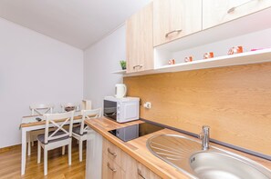 Apartamento (A1) | Cozinha privada | Um frigorífico, uma placa de cozinha, uma chaleira elétrica 