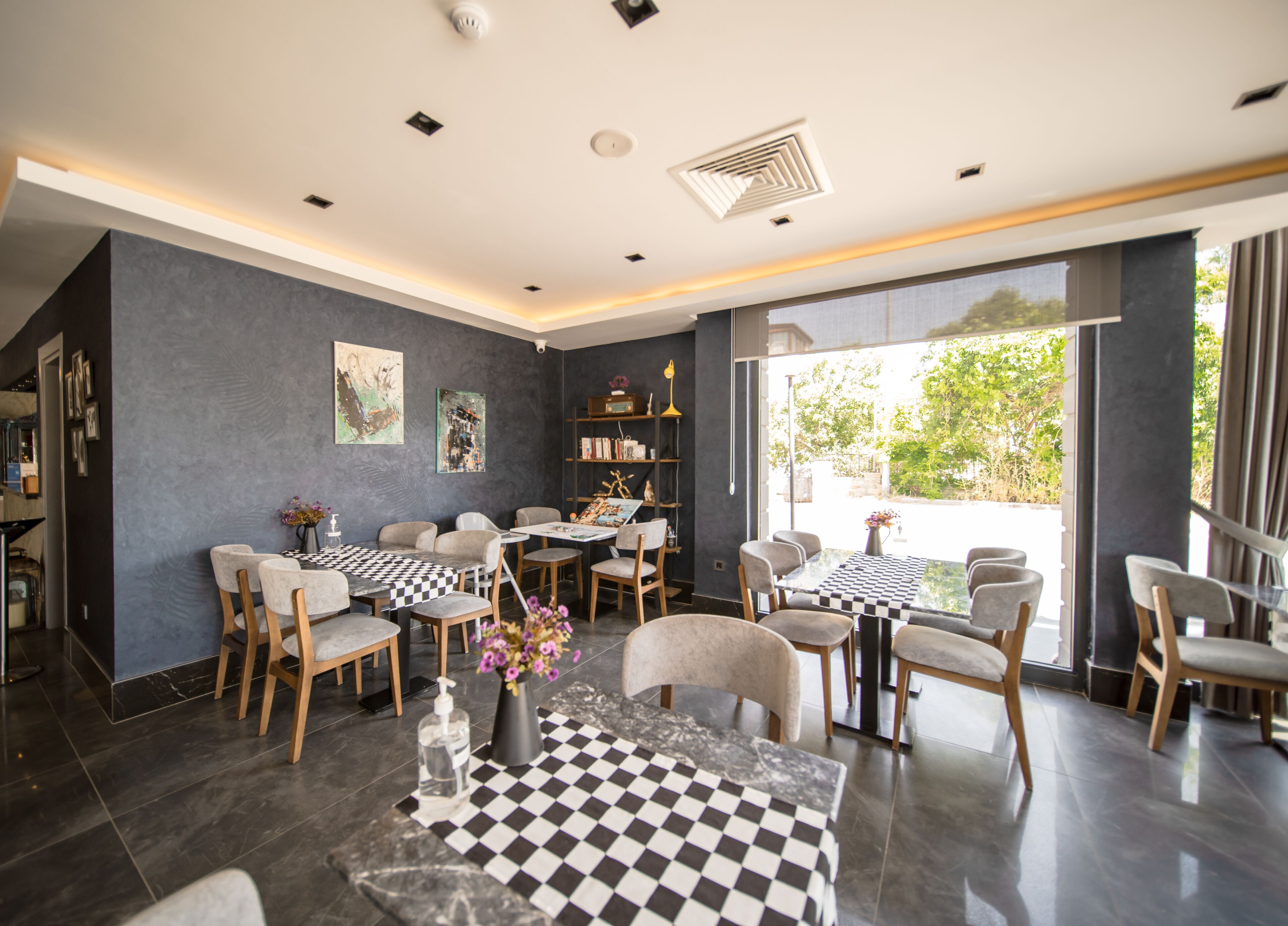 Café da manhã com buffet grátis todos os dias