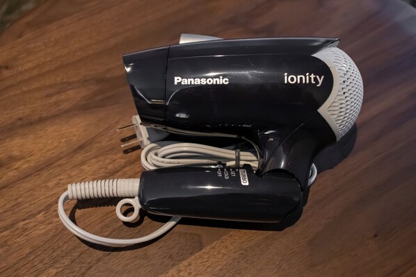 Um secador de cabelo Panasonic ionity sobre uma superfície de madeira.