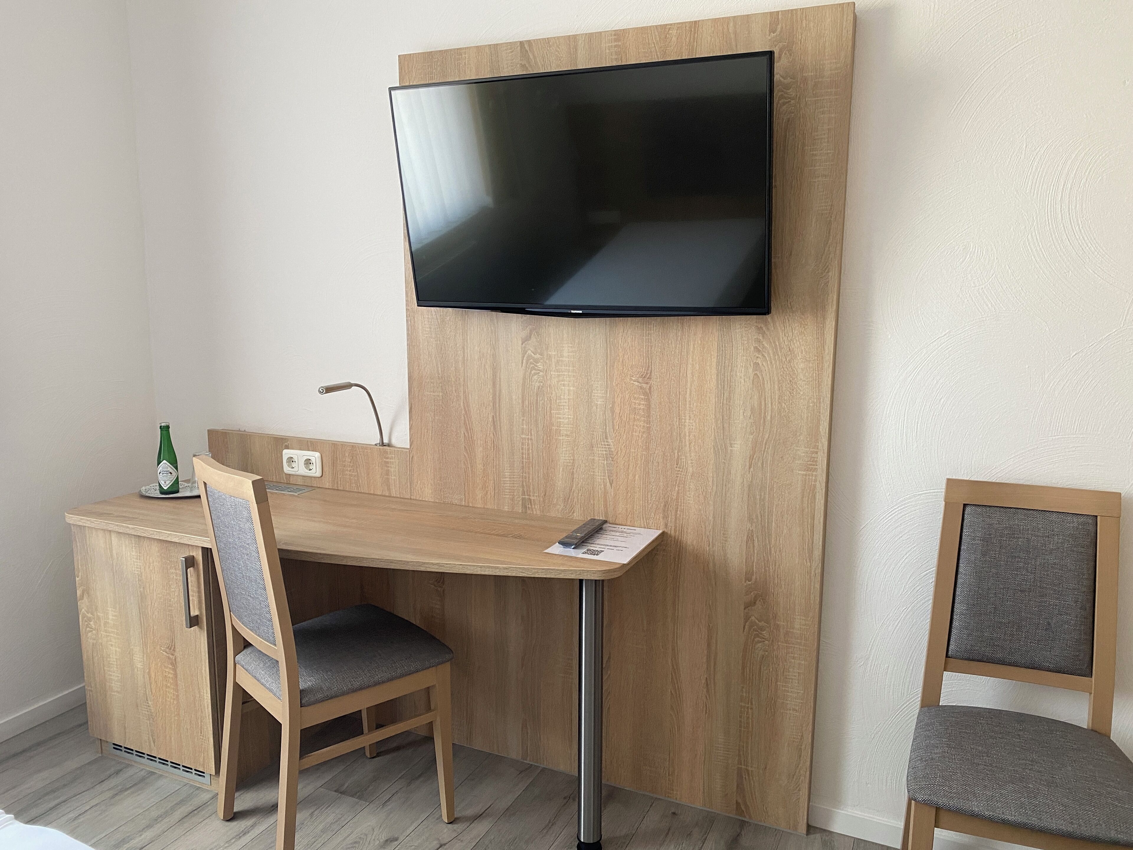 Escrivaninha, quartos à prova de som, Wi-Fi de cortesia, roupa de cama