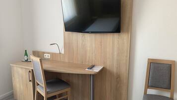 Escrivaninha, quartos à prova de som, Wi-Fi de cortesia, roupa de cama