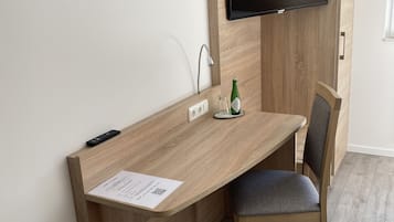 Quarto solteiro básico | Escrivaninha, quartos à prova de som, Wi-Fi de cortesia, roupa de cama