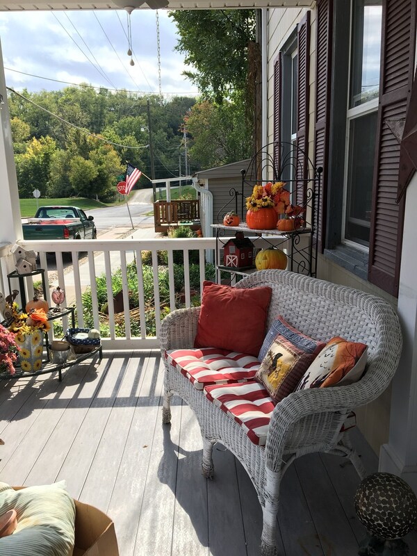 A Beautiful Flower Garden Cottage - Hermann, MO