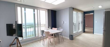 Condo família | Área de estar | TV de tela plana 1 polegadas com canais a cabo, TV