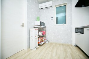 Casa (Private Vacation Home) | Cozinha privada | Um frigorífico/congelador grande, um micro-ondas, uma chaleira elétrica