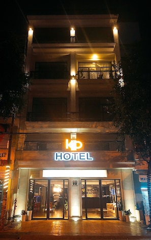 Fachada do alojamento (tarde/noite)