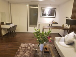 Suite Júnior | Sala | Smart TV de 43 polegadas com canais por cabo, televisor