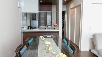 Vila, 3 quartos (4) | Cozinha americana privada | Geladeira, micro-ondas, cooktop, chaleira elétrica