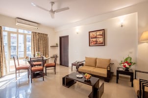 Deluxe One Bedroom Apartment | Sala de estar | Televisor LED de 42 polegadas com canais digitais, televisor