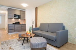 Apartamento luxo (Top 25) | Sala de estar | Smart TV 32 polegadas com canais a cabo, TV, pisos aquecidos