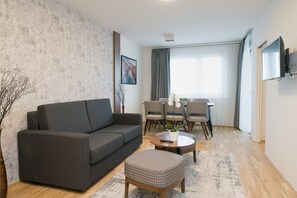 Apartamento luxo (Top 19) | Sala de estar | Smart TV 32 polegadas com canais a cabo, TV, pisos aquecidos