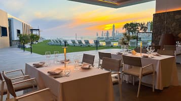 3 restaurantes, pequenos-almoços servidos
