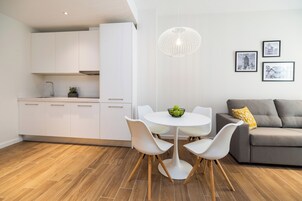 Suite, 1 quarto | Cozinha privada | Uma cafeteira/bule, um frigorífico, um micro-ondas, uma torradeira 