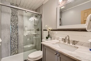 Casa, 5 quartos | Casa de banho | Um secador de cabelo, champô, papel higiénico