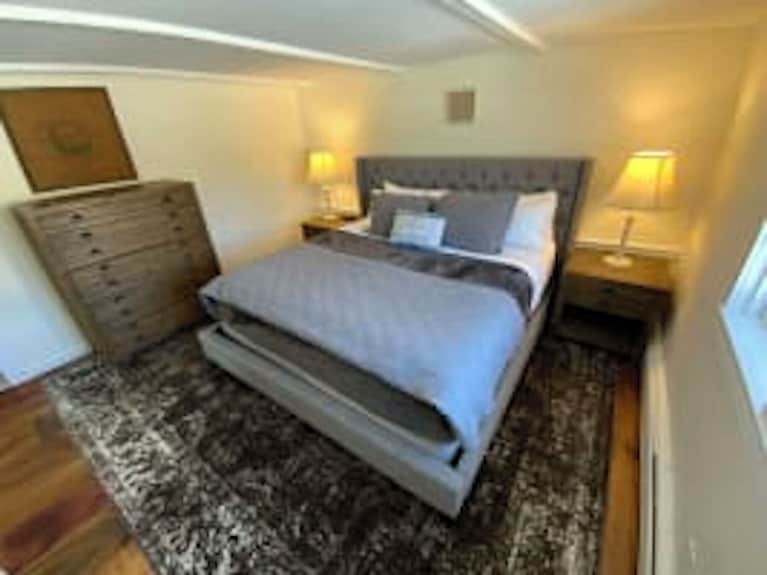 Deluxe King, Living Room W/sofa Bed & Fireplace - Vermont