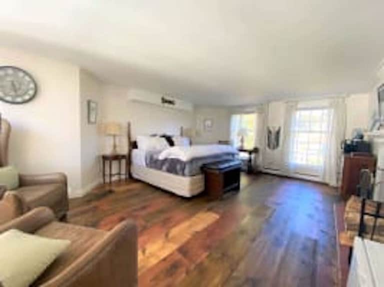 Deluxe King Room W/fireplace And Separate Entrance - Vermont